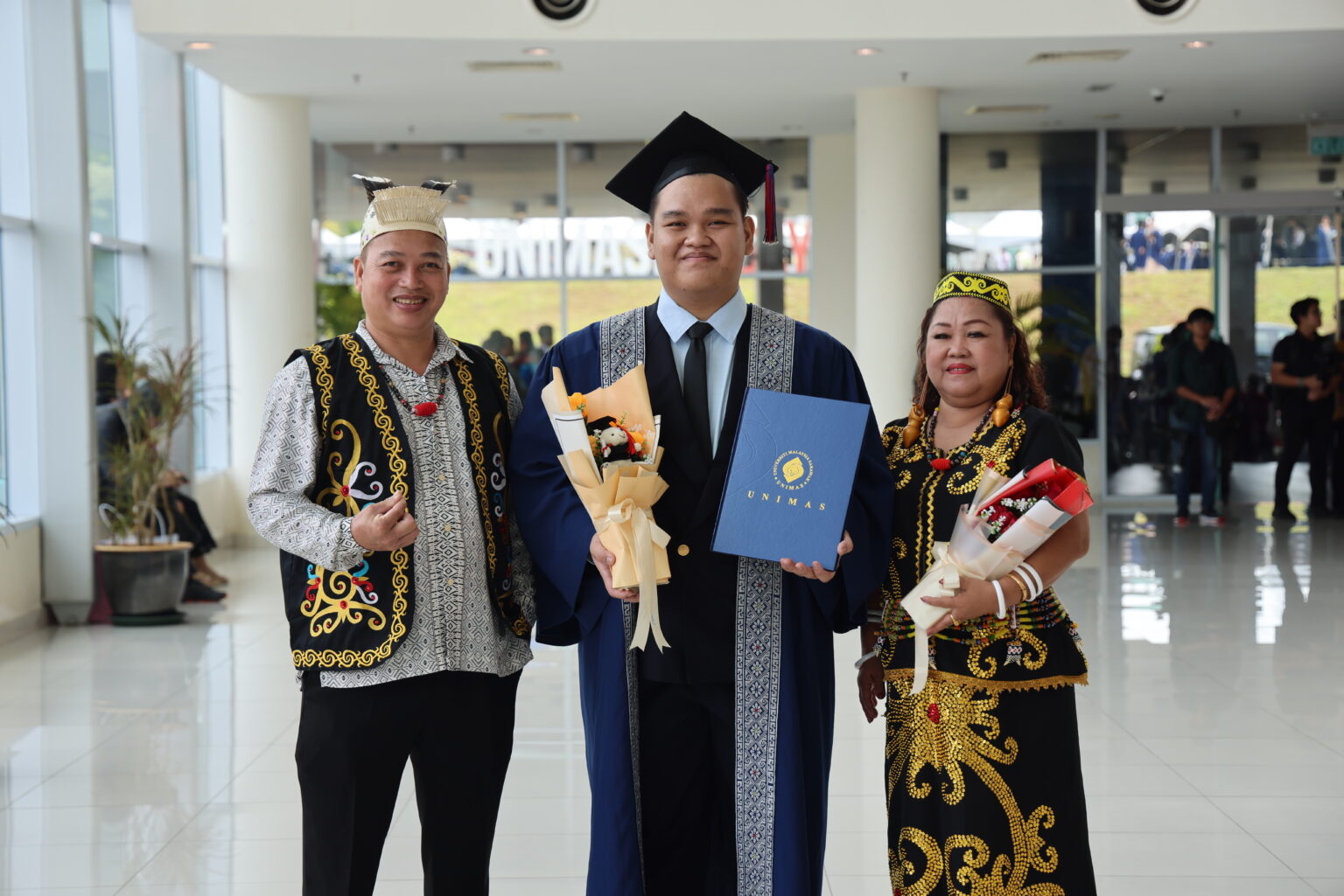 BUSANA ORANG ULU KEBANGGAAN KELUARGA DIGAYAKAN DI MAJLIS KONVOKESYEN KE ...