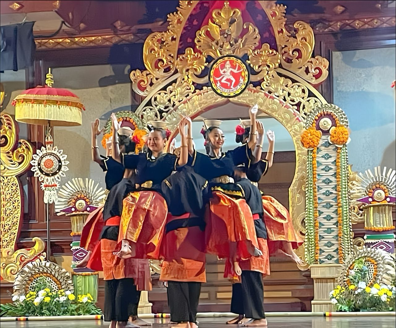 BAYU UNIMAS Menampilkan Keunikan Seni Budaya Sarawak di Bali World ...